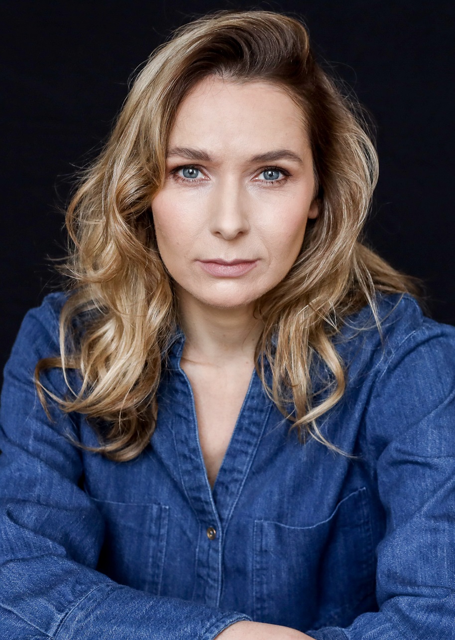 Julia Gruber: Neue Fotos und Neues Showreel - Management Rehling